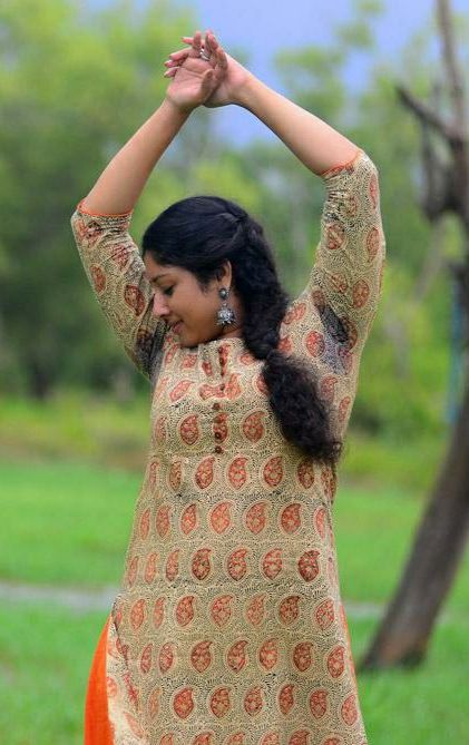 Anumol smelling her own pits 💦 | Scrolller