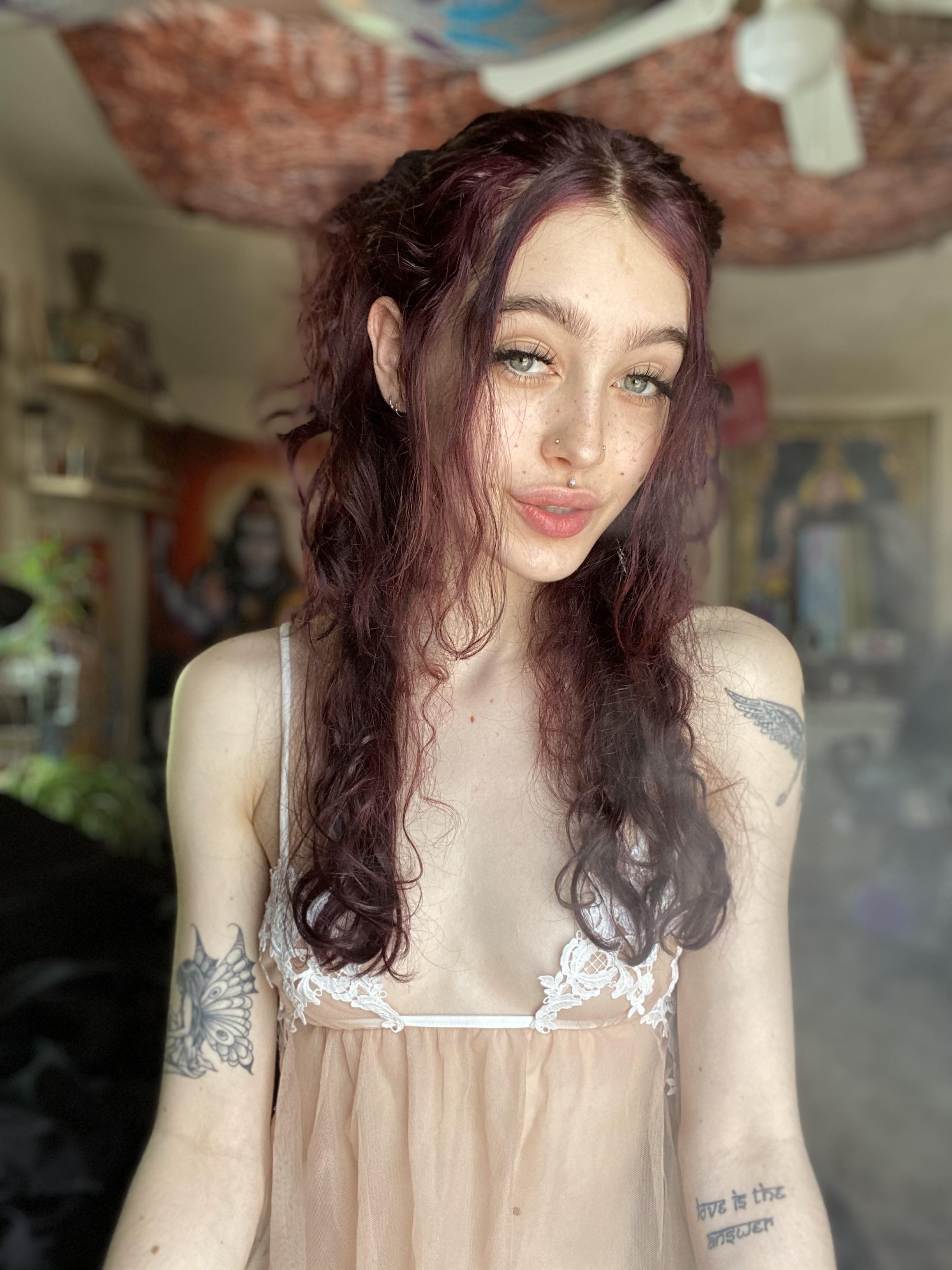 anyone here into stoner girls?🍃 | Scrolller