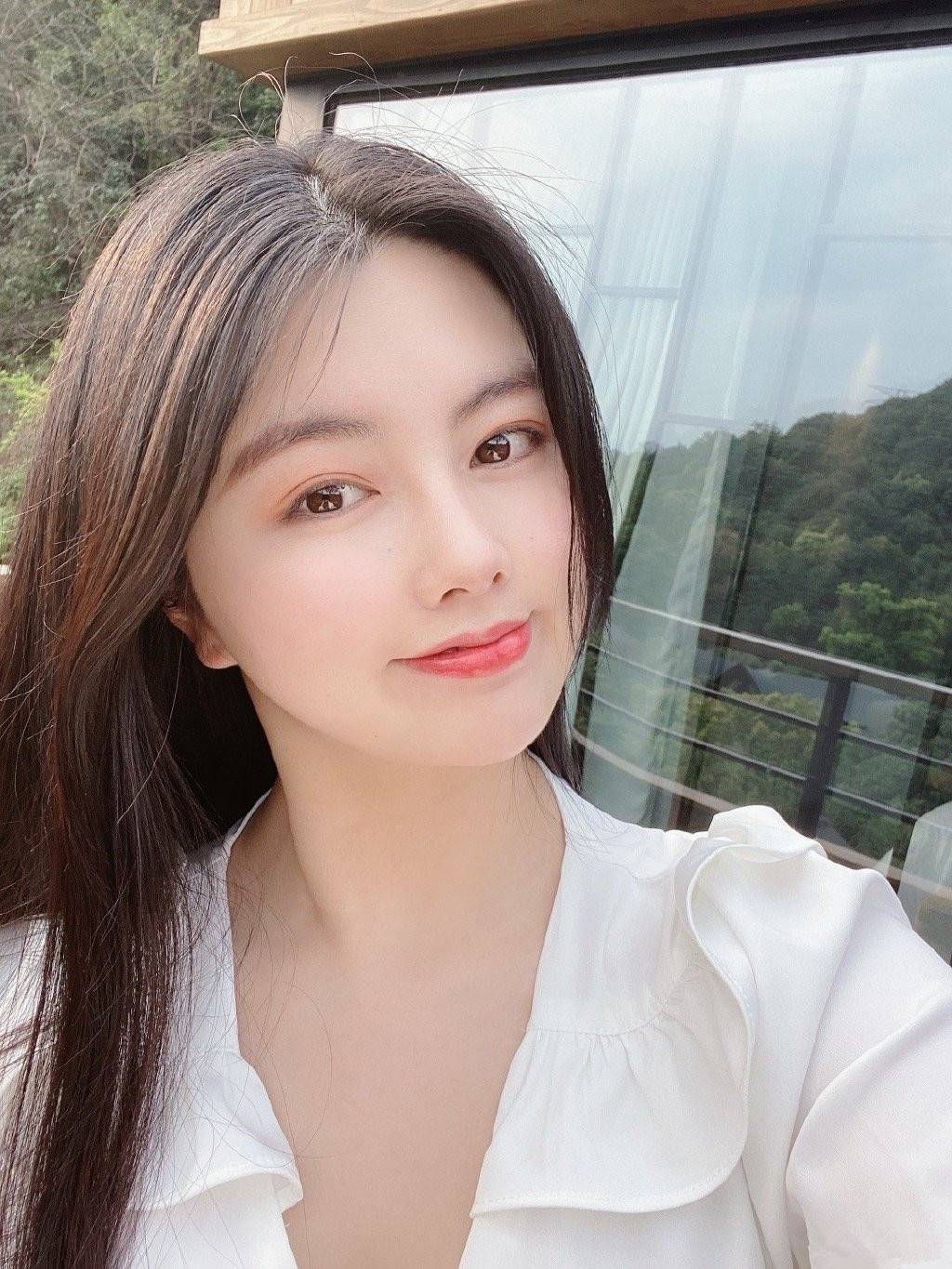 Anyone know her? | Scrolller