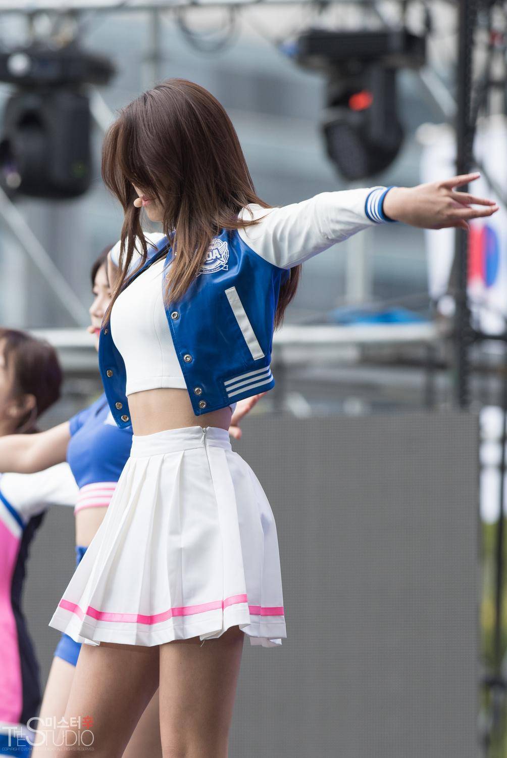 AOA Seolhyun's shape | Scrolller