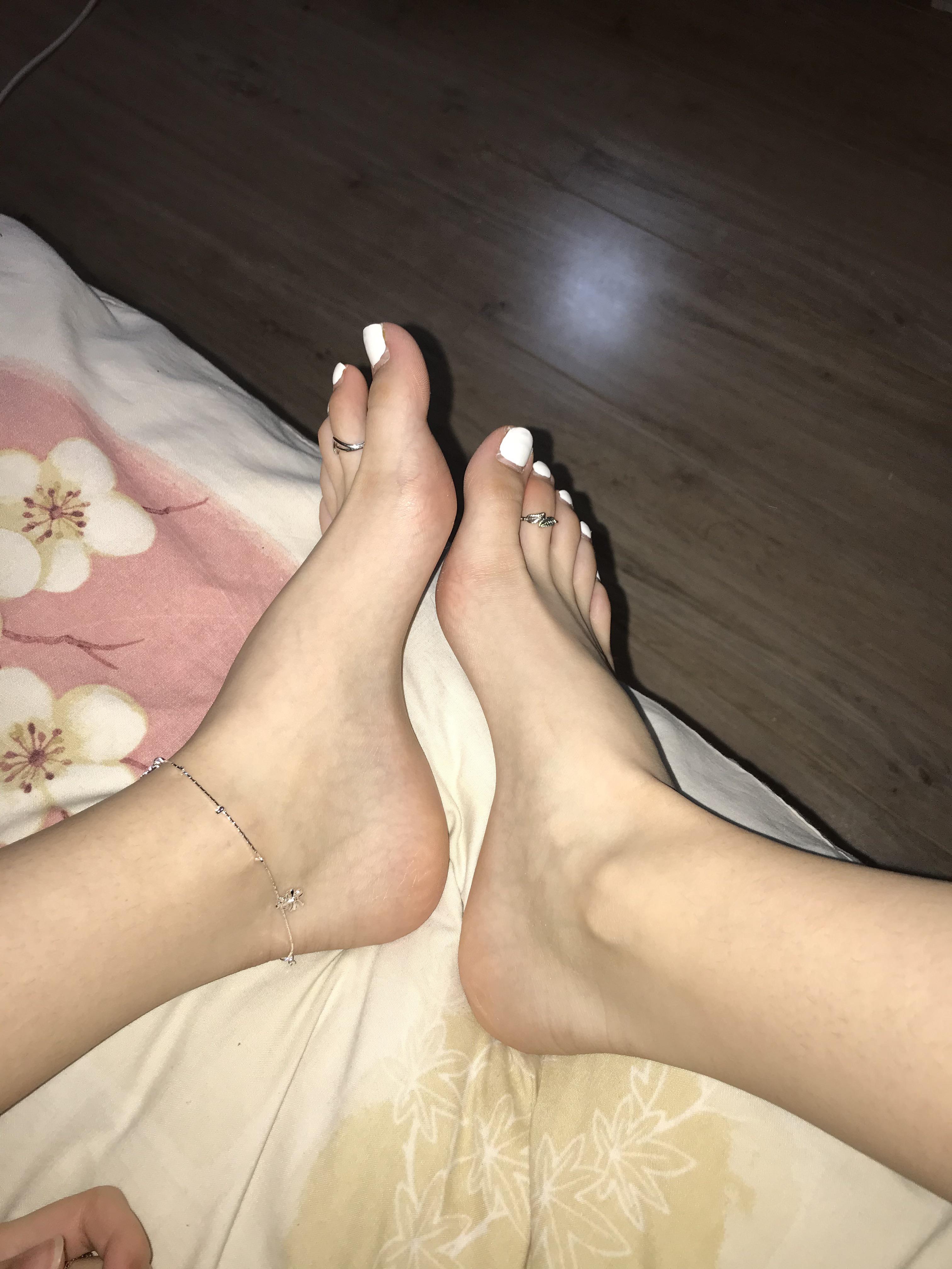 arched feet | Scrolller