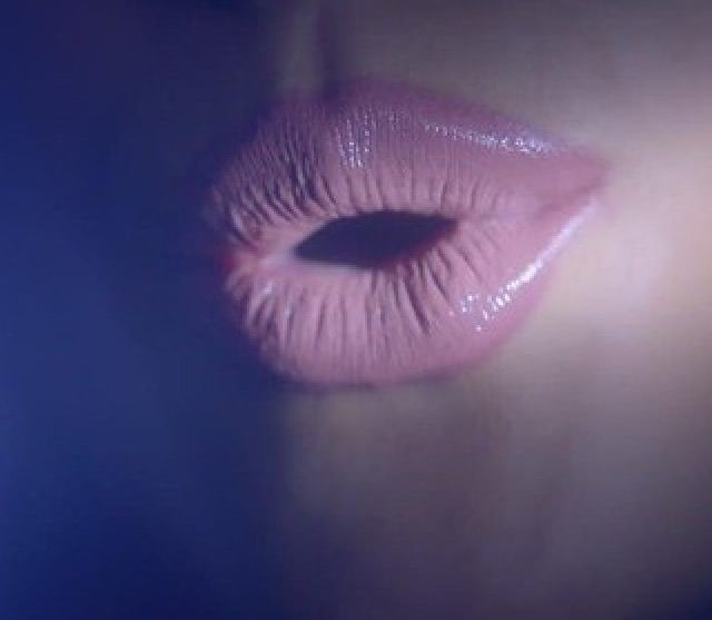 Ariana Grande's Lips Make The Perfect Hole | Scrolller