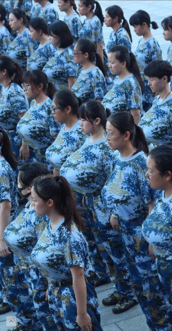 Army with heavy weapons | Scrolller