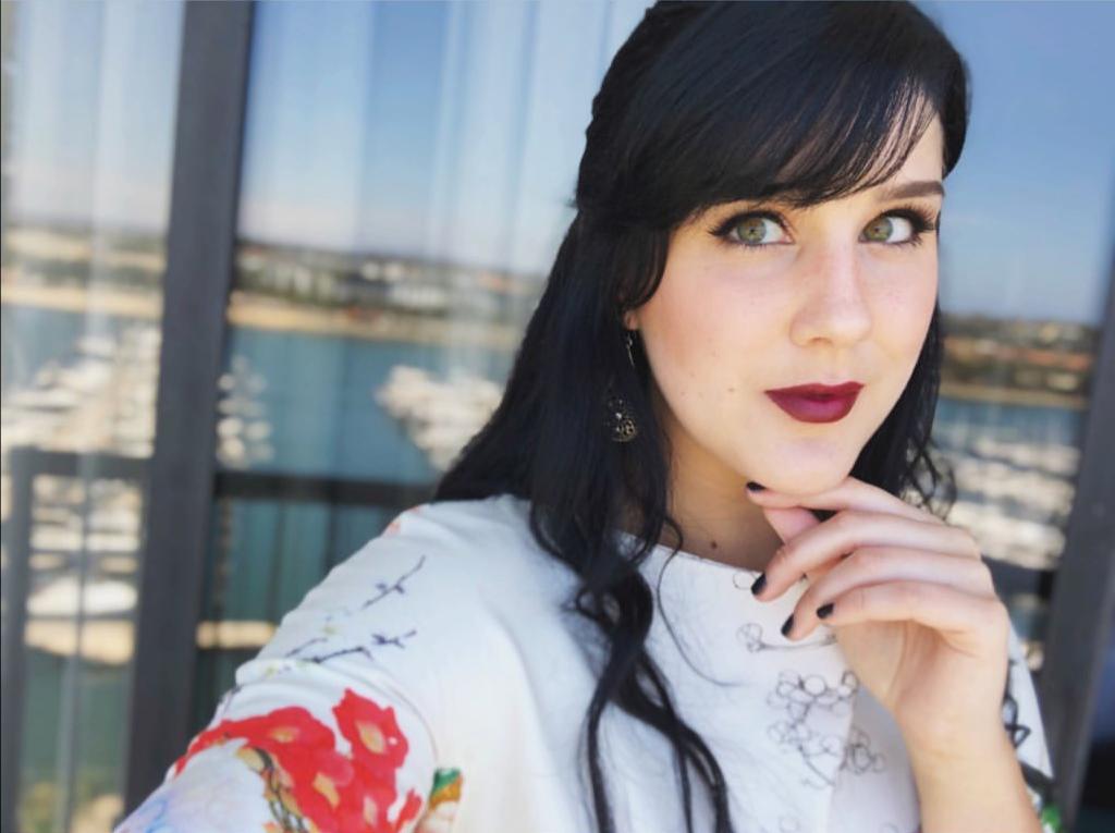 Arryn in red lipstick | Scrolller