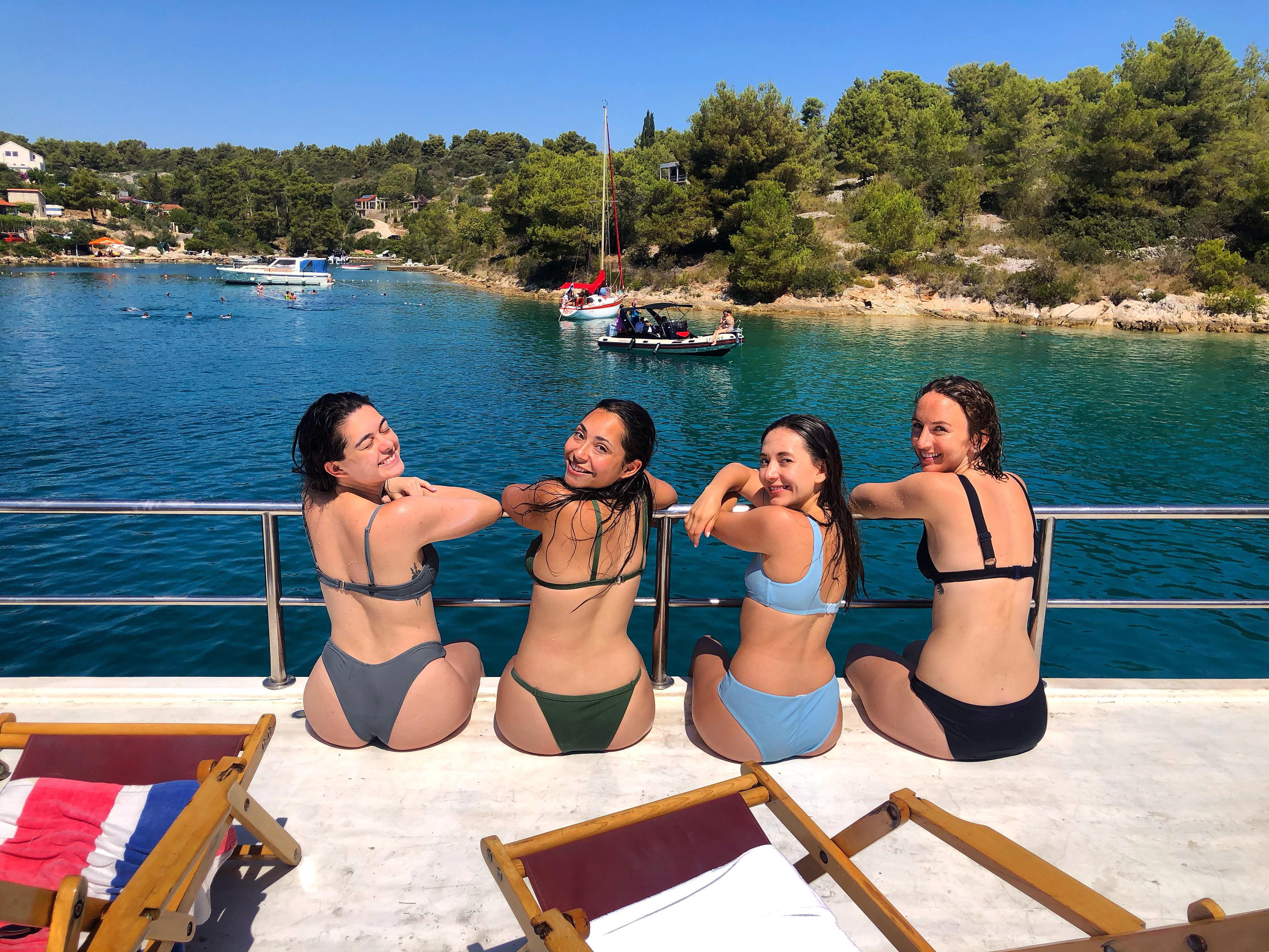 Asses in bikinis | Scrolller