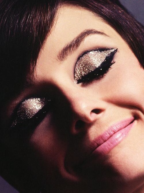 Audrey Hepburn by Douglas Kirkland, 1965 | Scrolller