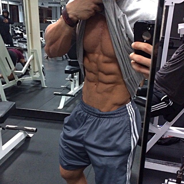 Austin Morell showing off his abs between sets | Scrolller