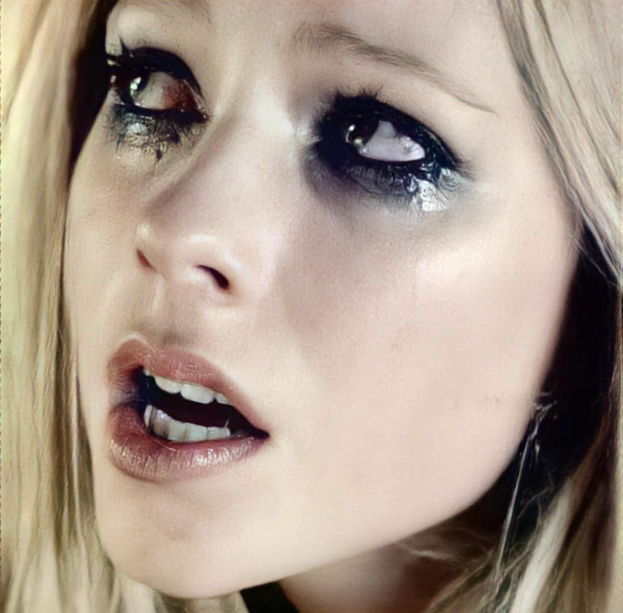 Avril Lavigne | Scrolller