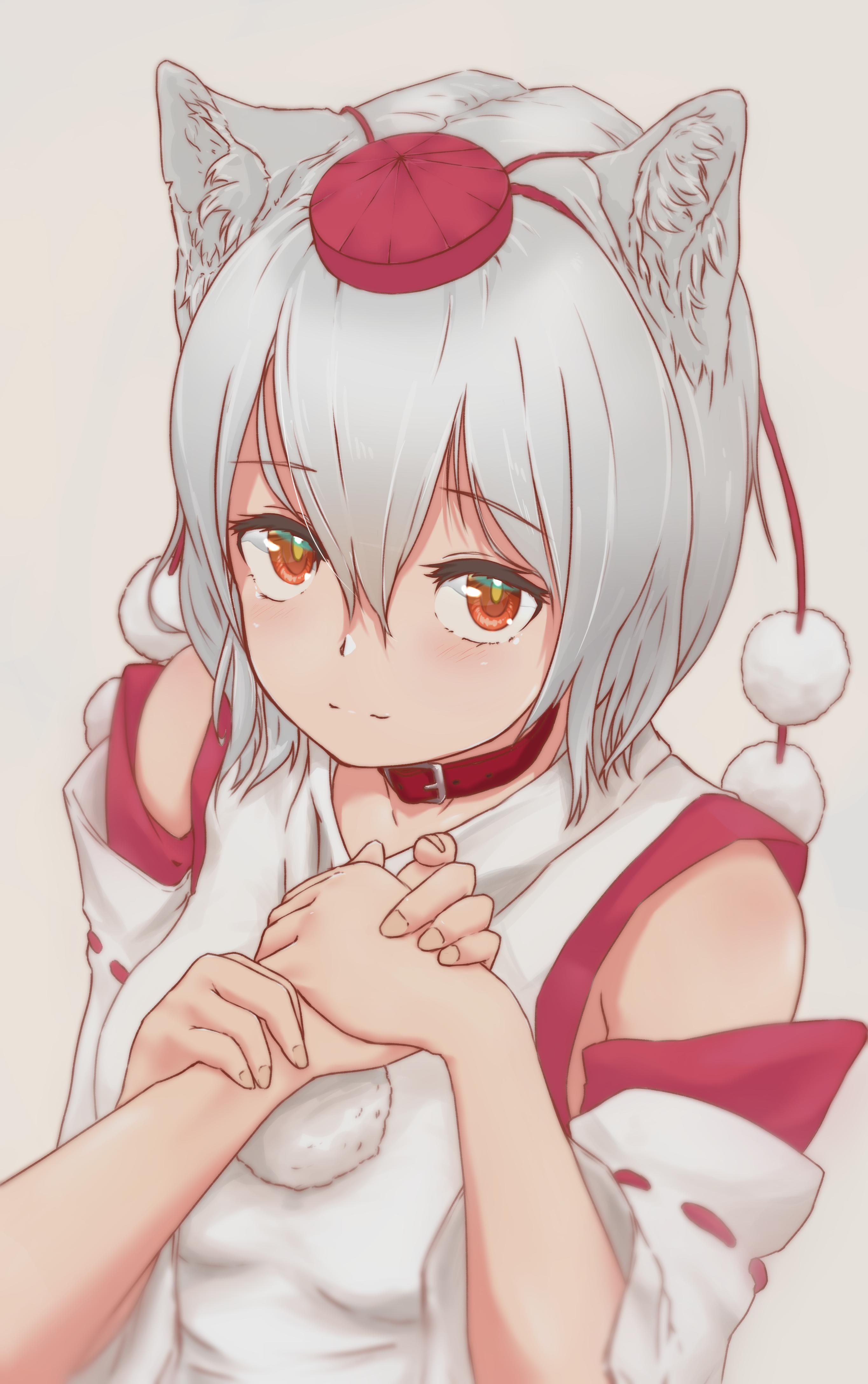 Awoo holding her hand | Scrolller