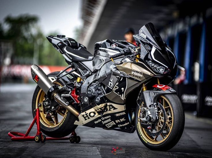 Badass Honda CBR 1000RR SP1 | Scrolller