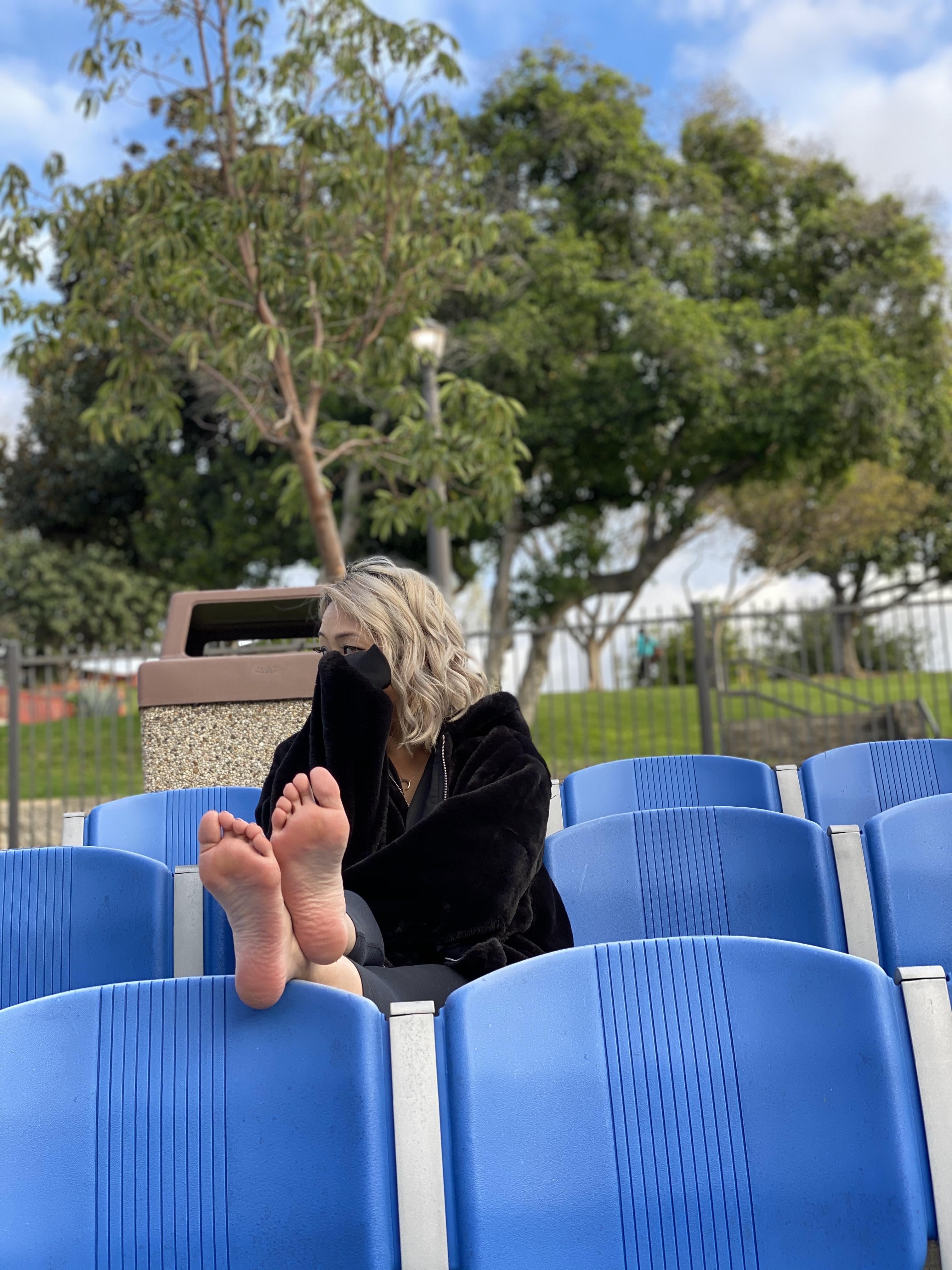 Bare feet at the park = one of life’s simple pleasures | Scrolller