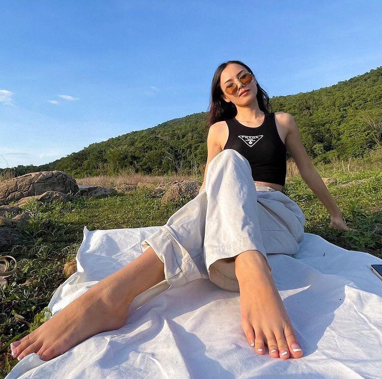 Barefoot Goddess | Scrolller