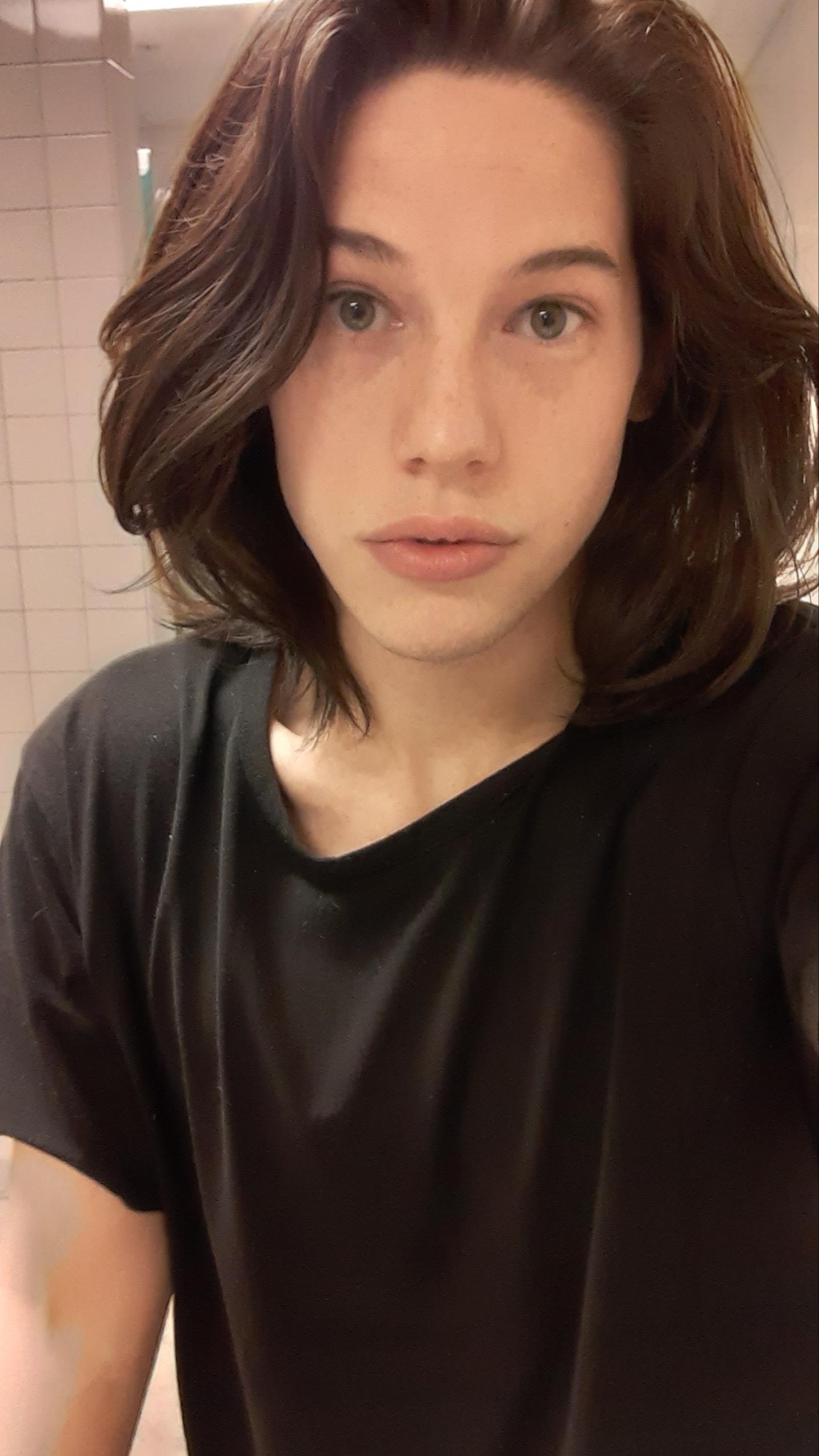 Basic bathroom pic but the lighting was nice😁 | Scrolller