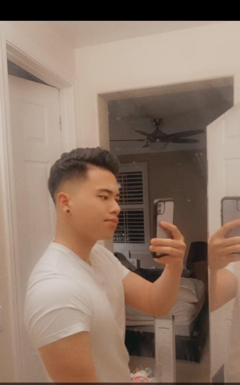 Basic mirror selfie | Scrolller