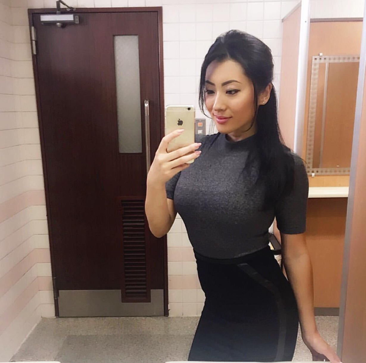 Bathroom selfie | Scrolller