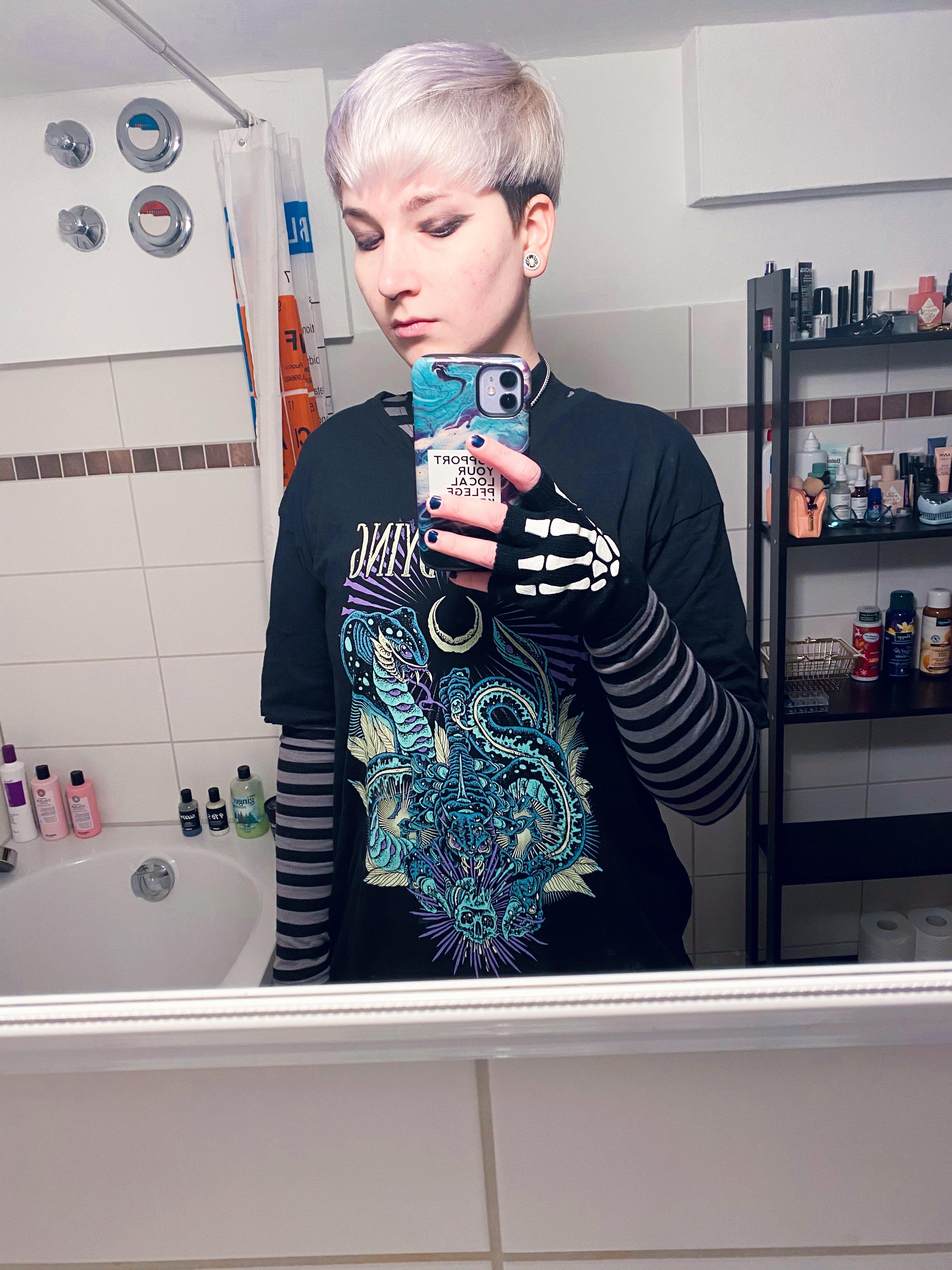 Bathroom selfie emo edition 👽 | Scrolller