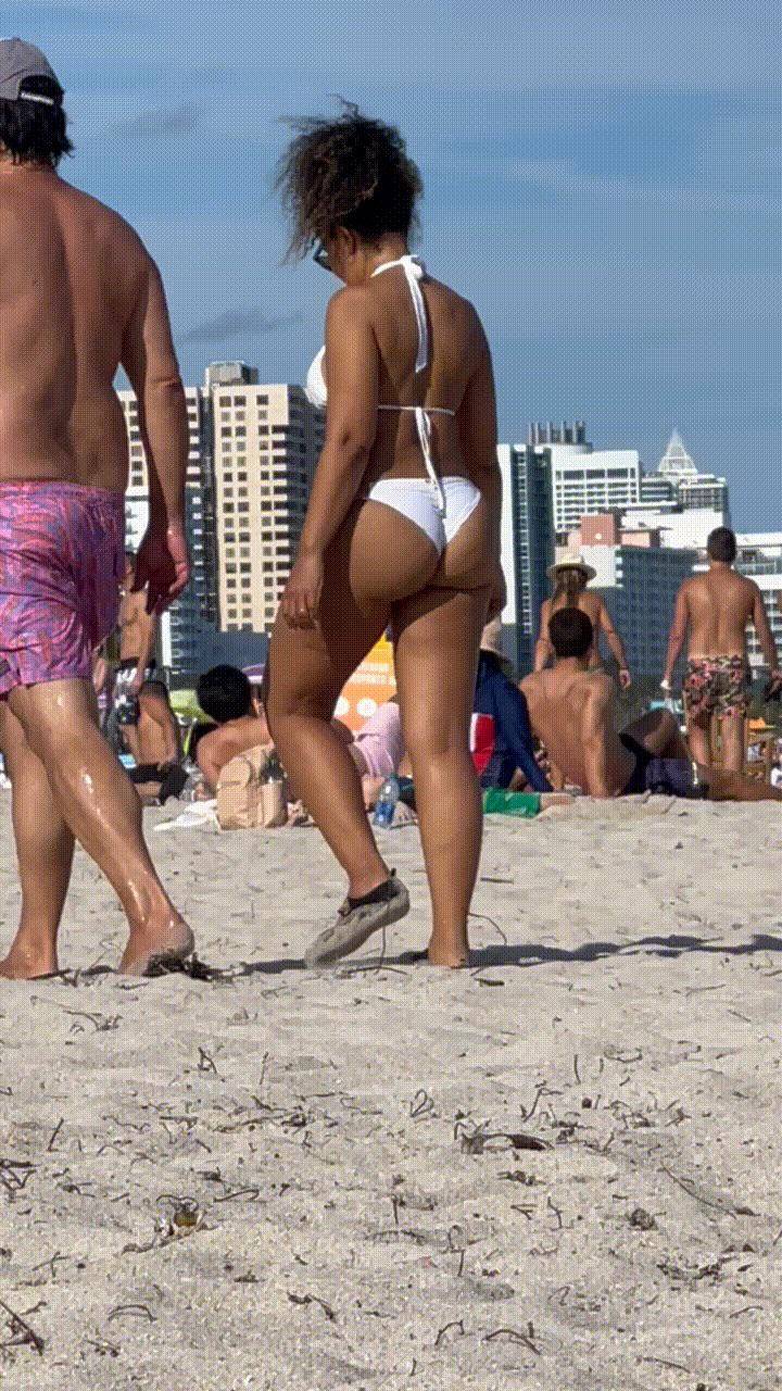 Beach booty | Scrolller