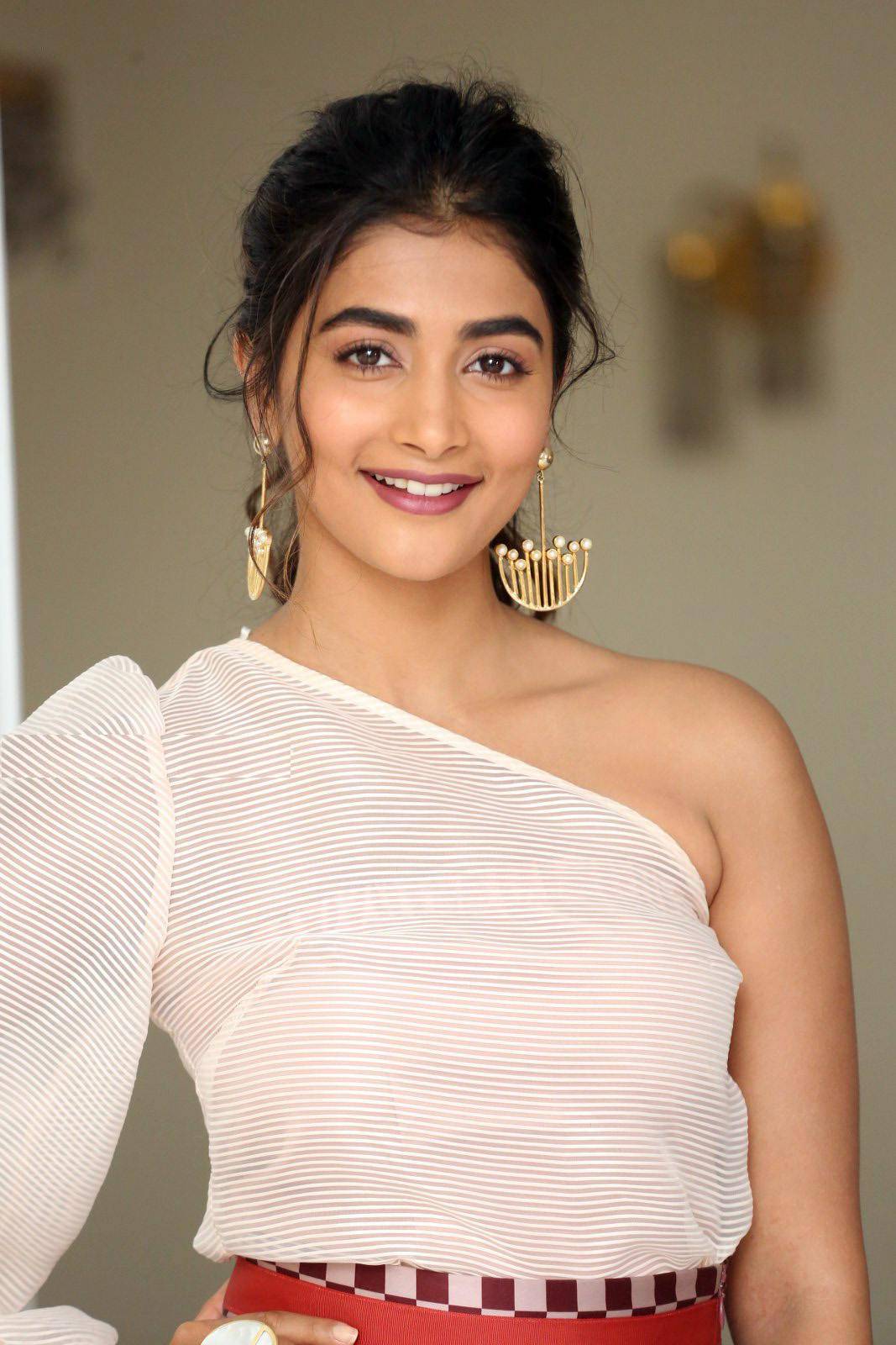 Beautiful Queen | Scrolller