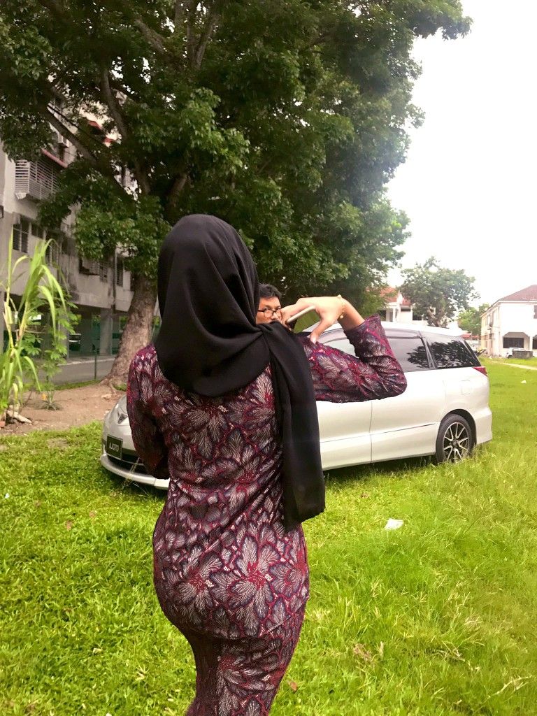 Behind her | Scrolller