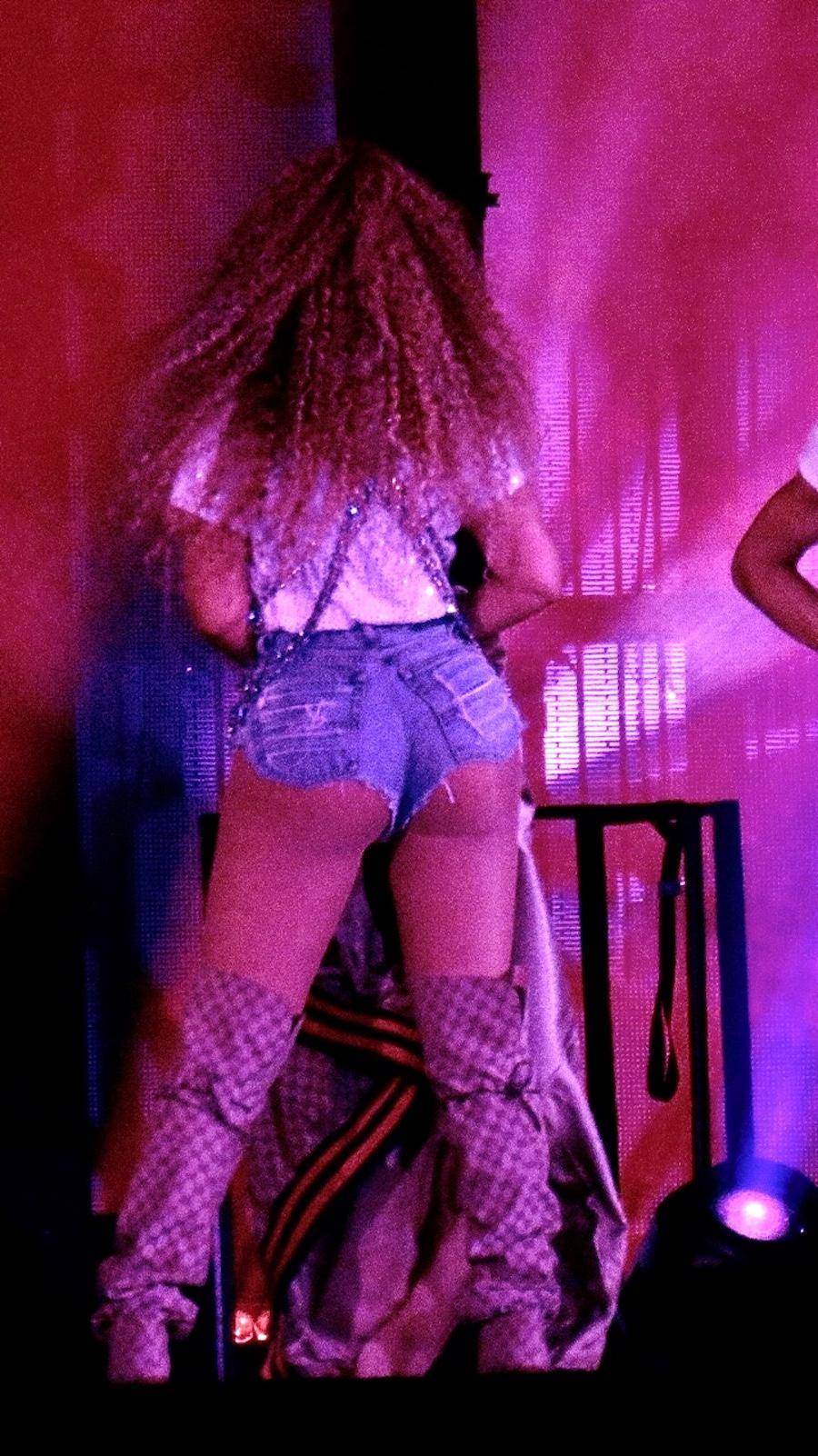 Beyonce's fat booty vs. blue jean shorts. Booty clearly winning in a landslide 🍑 | Scrolller