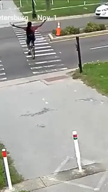 Bicyclist owns the crosswalk | Scrolller