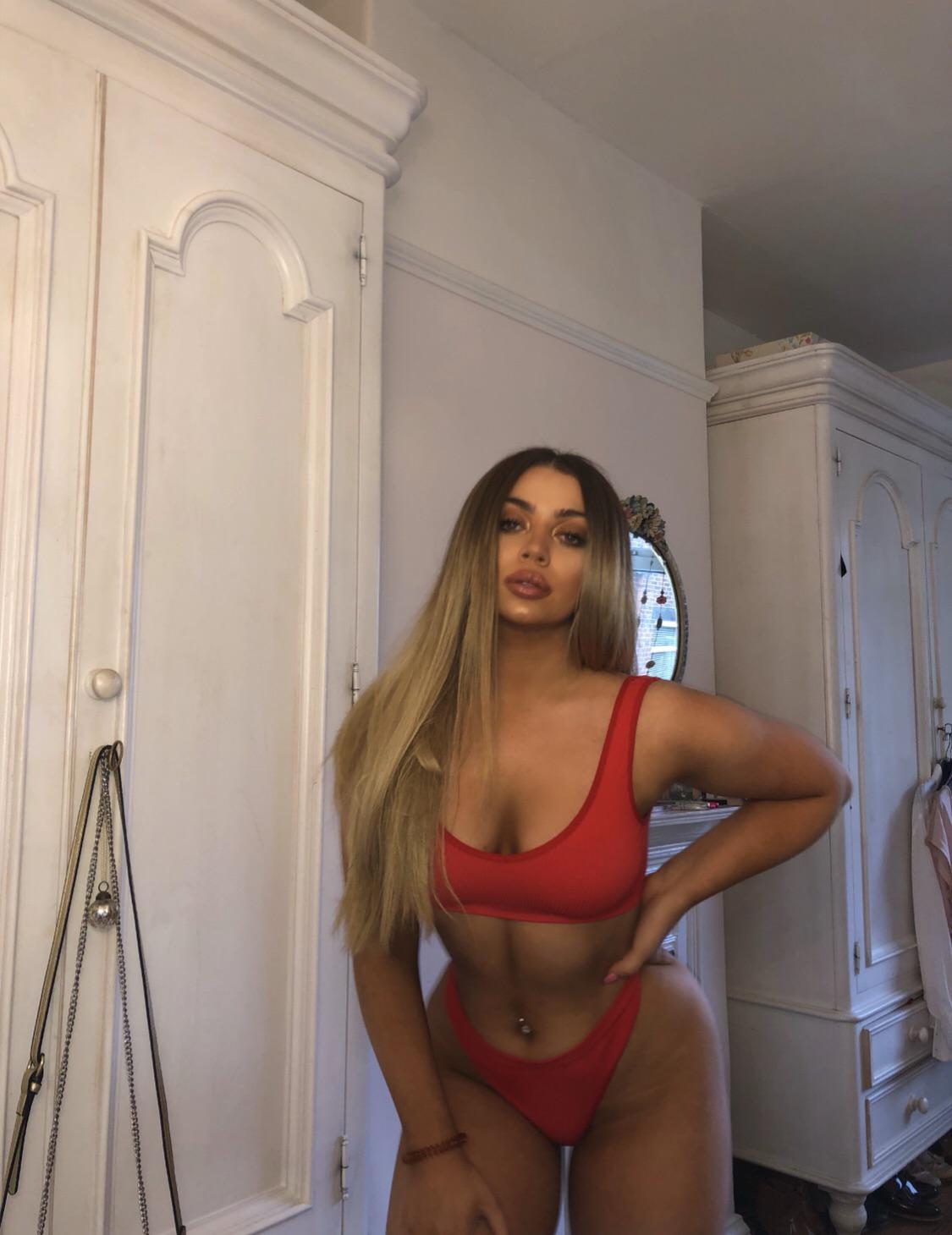 Big lips? Check. Big tits? Check. Bimbo? Check. | Scrolller