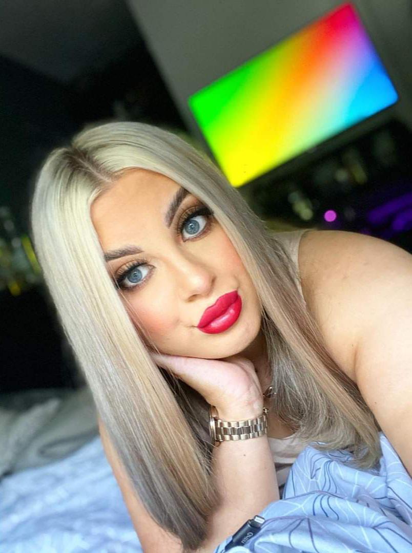 Big red lips mmmm | Scrolller