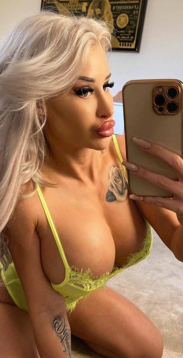 Bimbo selfie | Scrolller