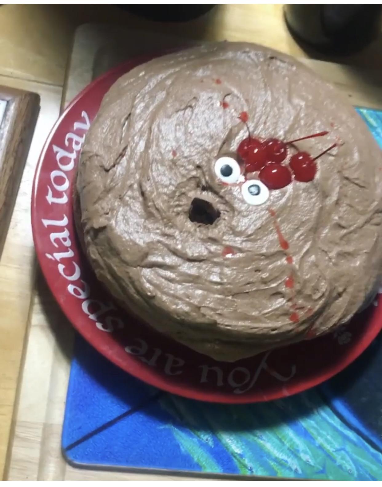 Blursed birthday cake | Scrolller