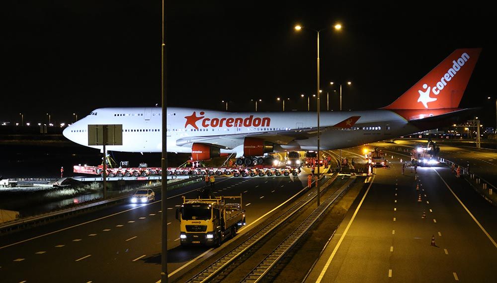 Boeing 747 gaat over de snelweg A9 | Scrolller