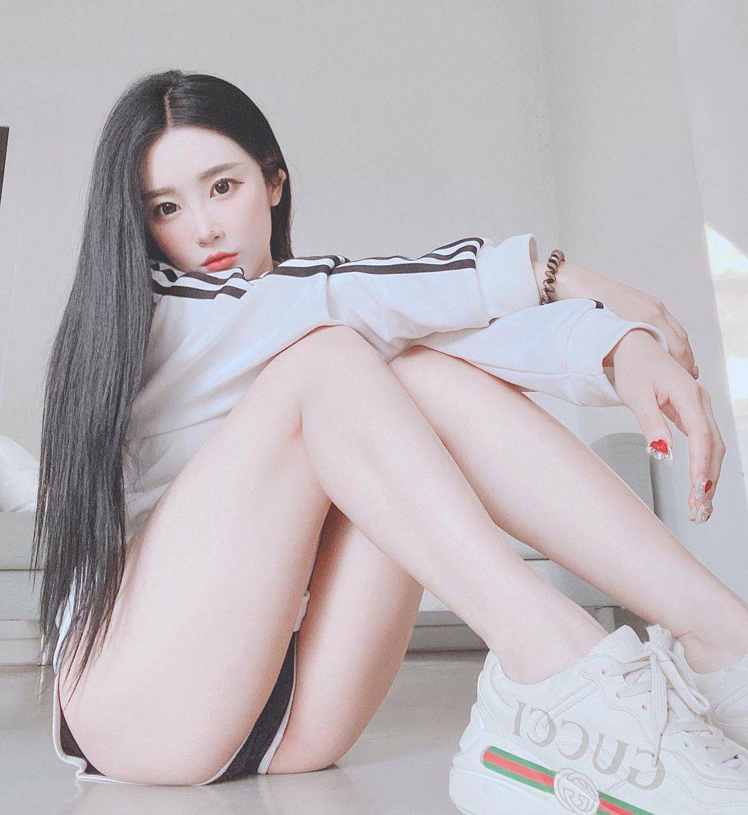 Bomi - Girl Crush | Scrolller