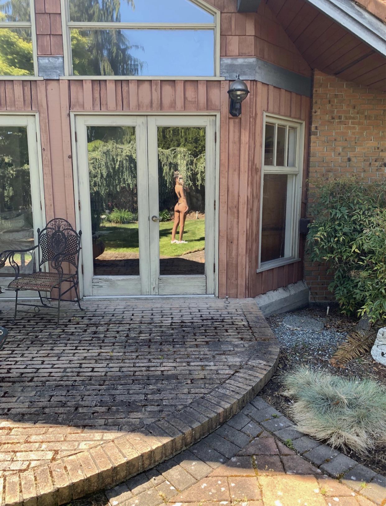 booty in the glass window | Scrolller