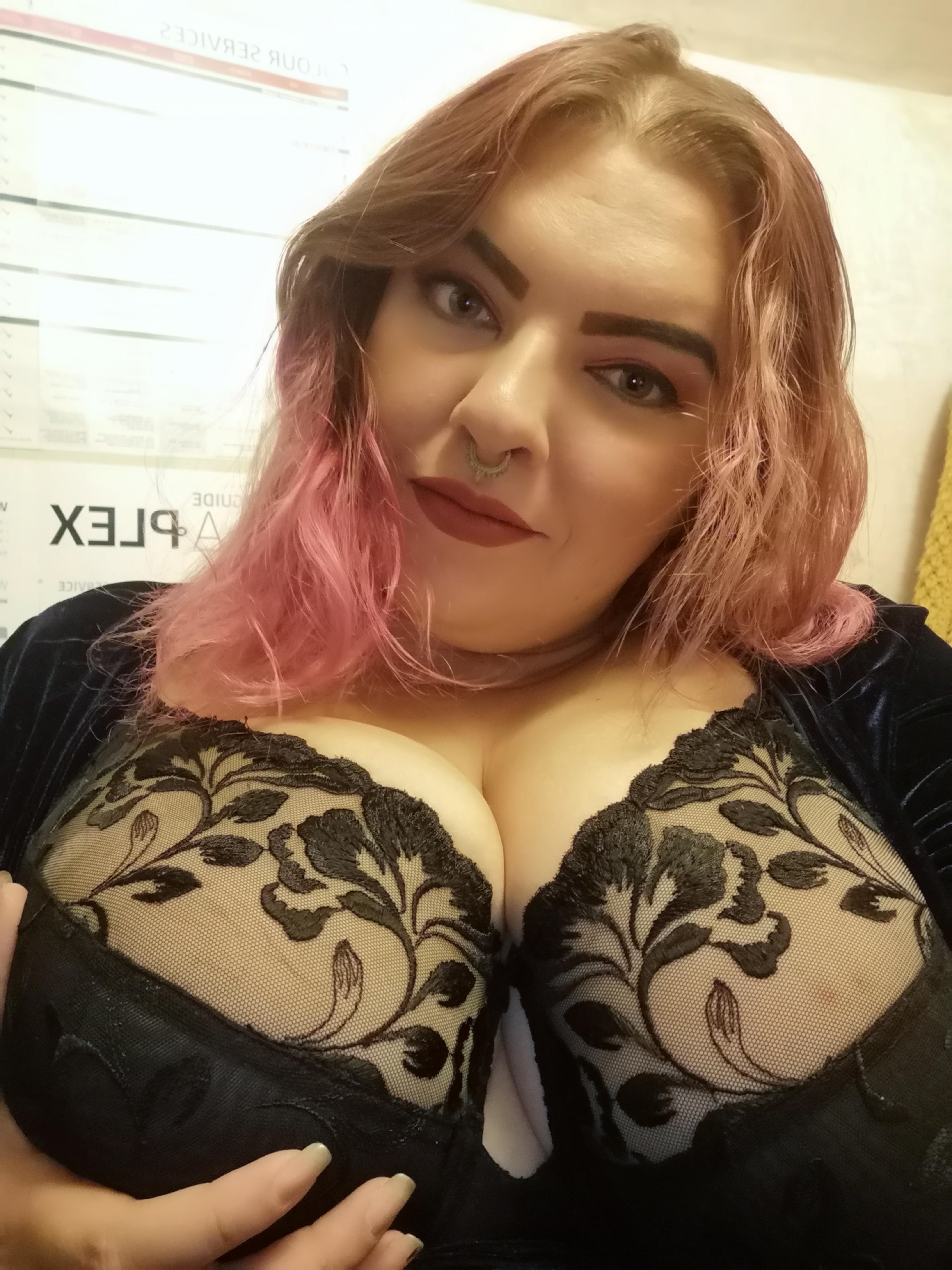 Bored at work.... Come give me a squeeze | Scrolller