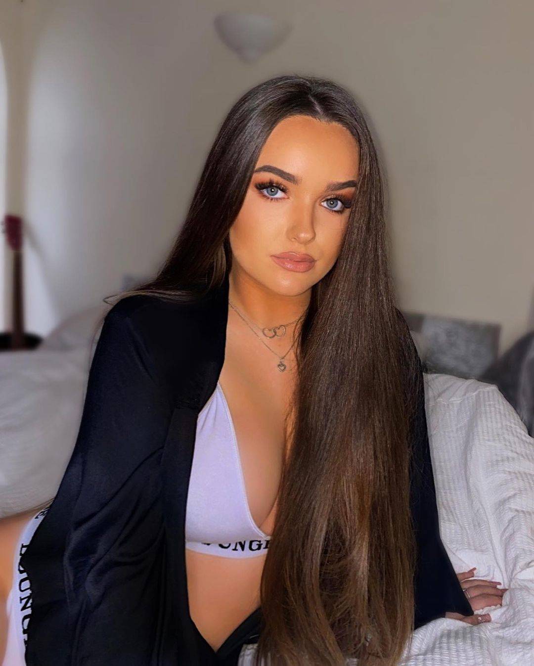 Bored brunette | Scrolller