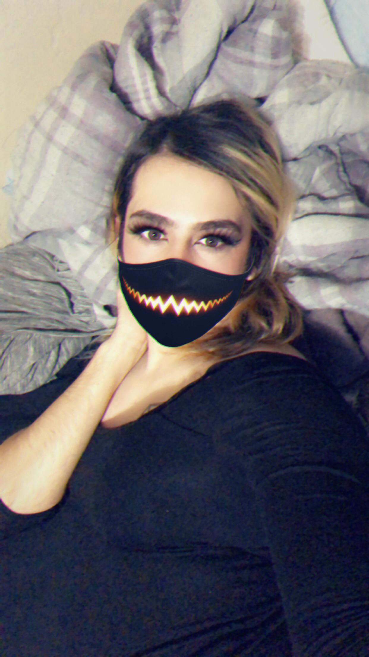 Bored in bed who wants to entertain me 🤪 | Scrolller