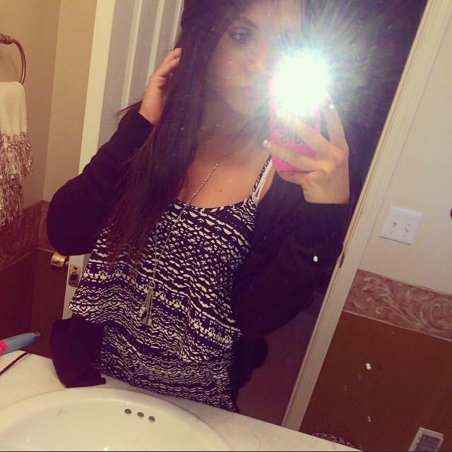 Bra strap sticking out | Scrolller