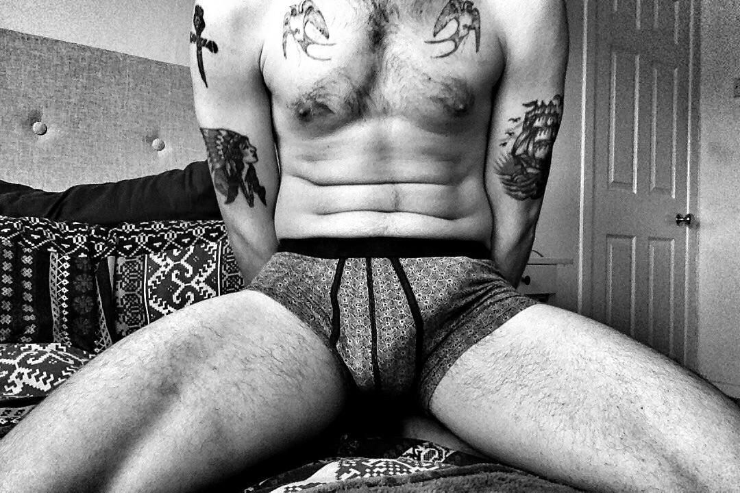 bulging... thighs? (m, 28) | Scrolller