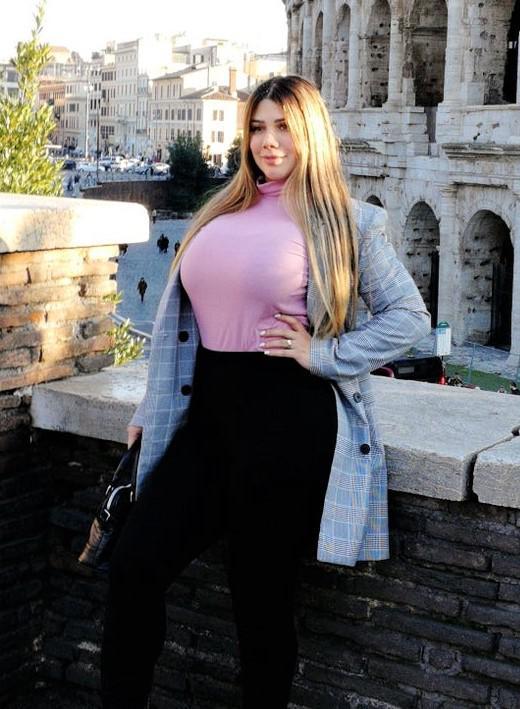 Busty and proud | Scrolller