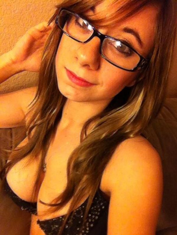 Busty brunette | Scrolller