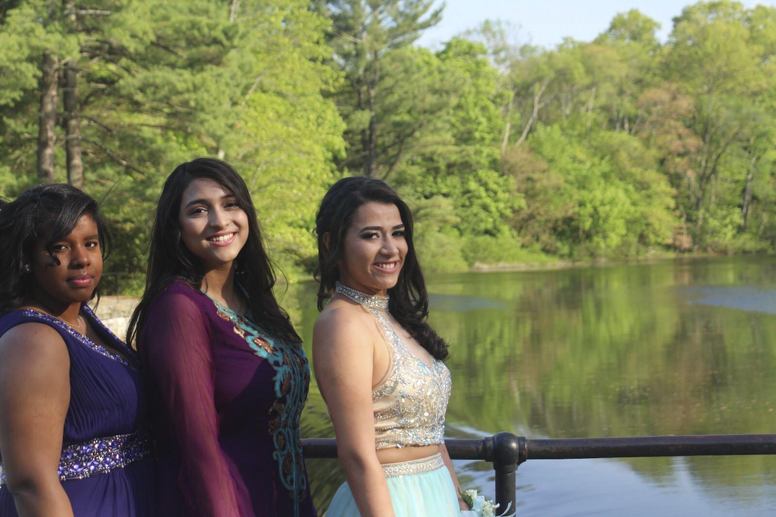 Busty desi in the middle | Scrolller