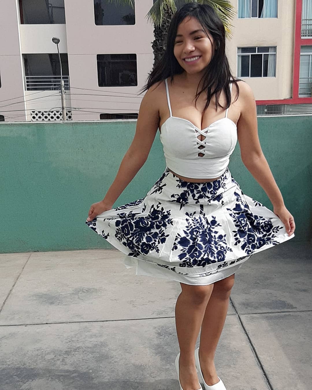 Busty Filipina Scrolller