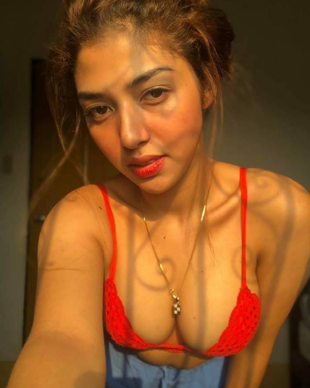 Can anyone tell her name and ig | Scrolller