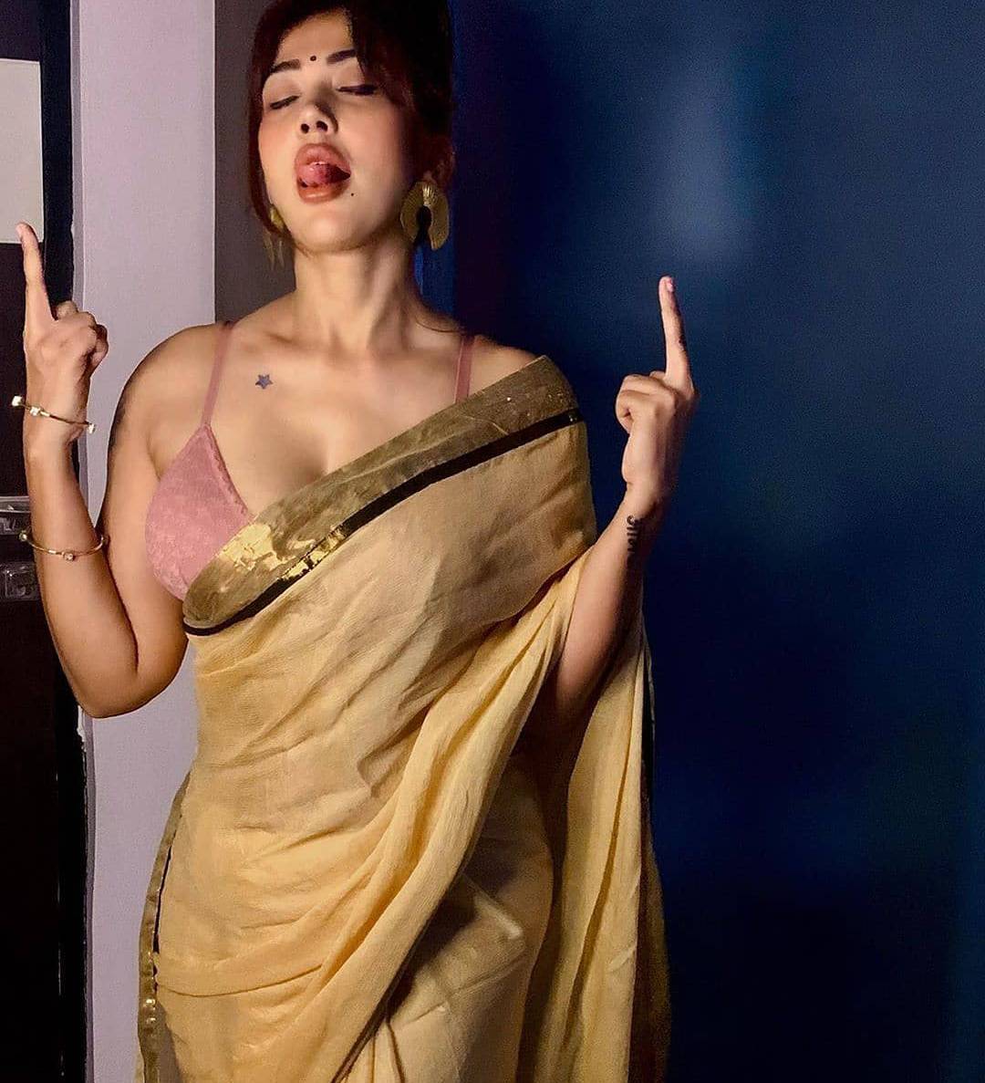 Can someone tell me her name. | Scrolller