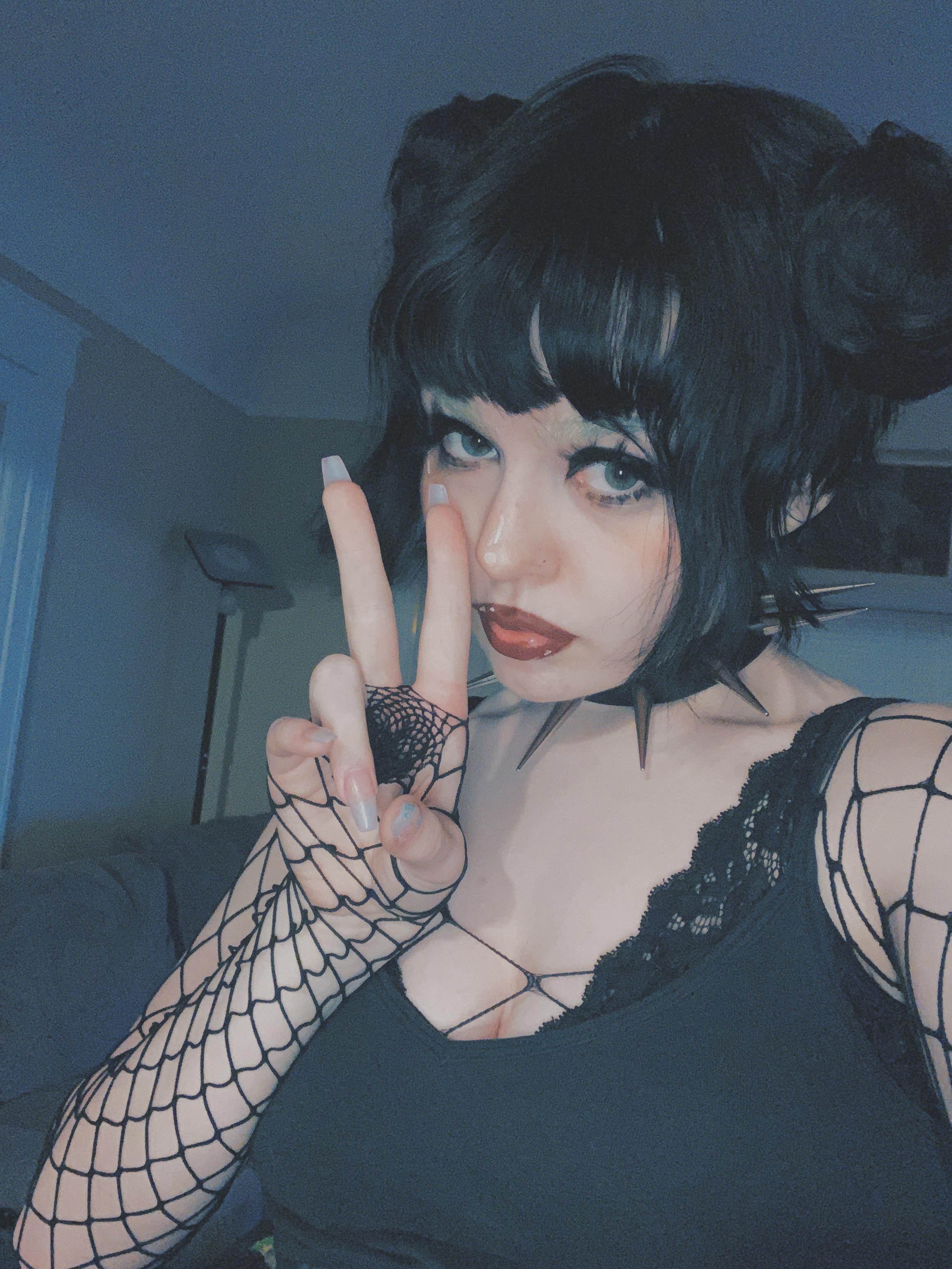 Casual Mall Goth Passing Thru Scrolller