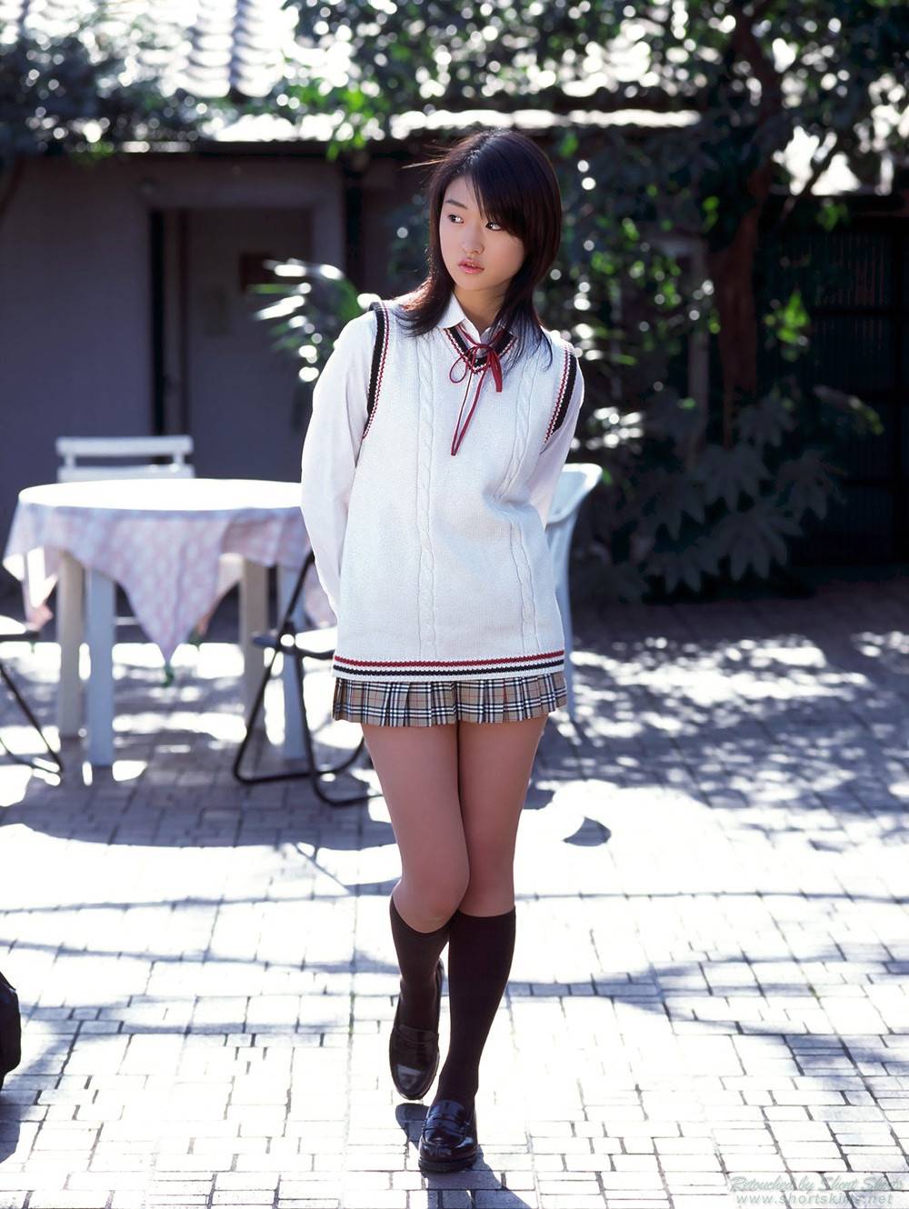 Catching her attention | Scrolller