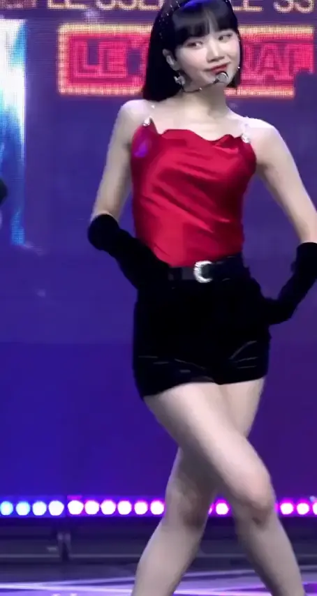 Chaewon dropping her weapon🍑 | Scrolller