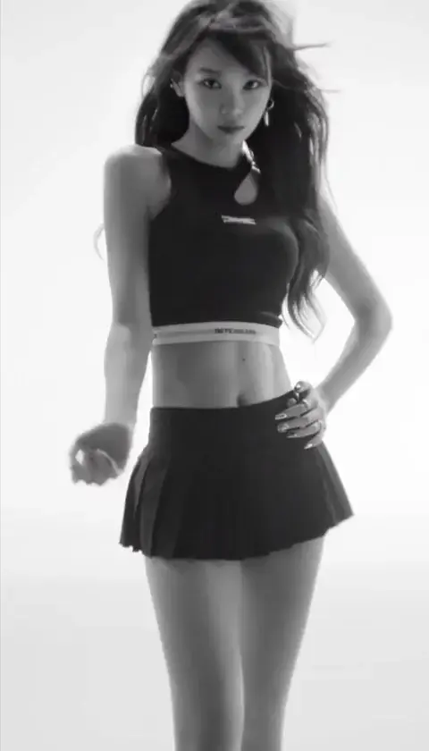 Chaewon is ready to obey her masters 🤤 | Scrolller
