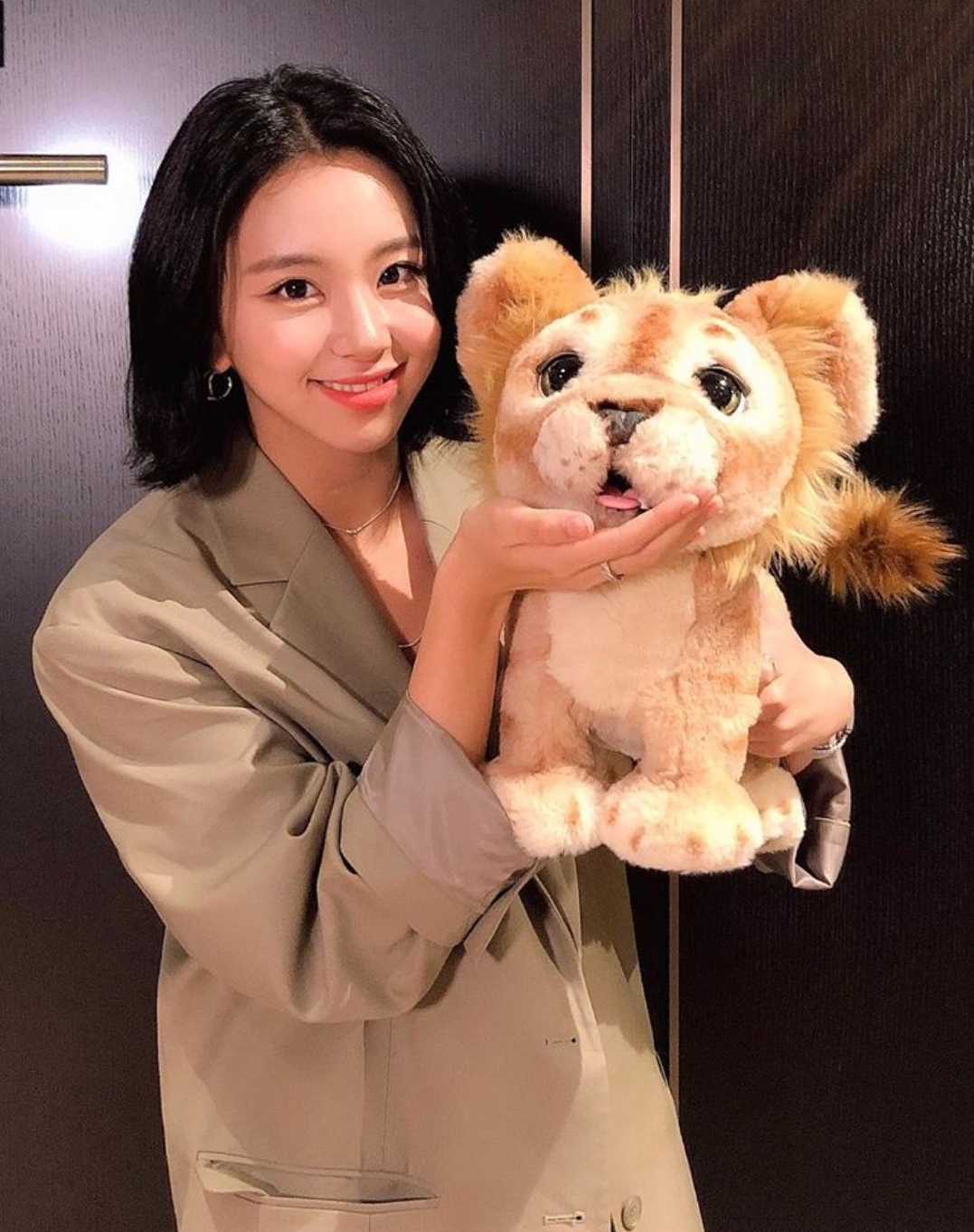 Chaeyoung - beige jacket, lion cub stuffed animal | Scrolller
