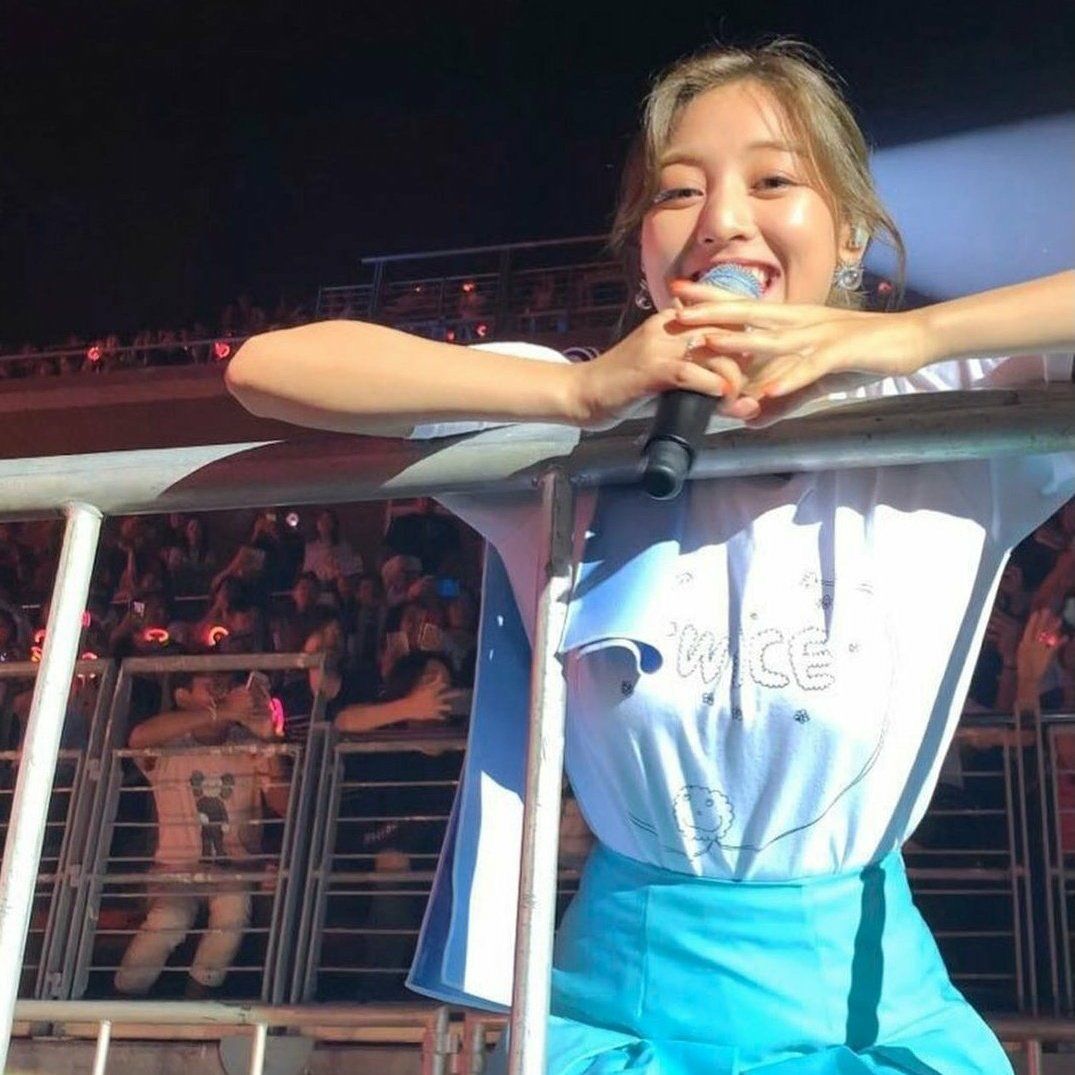 Cheerful Jihyo | Scrolller