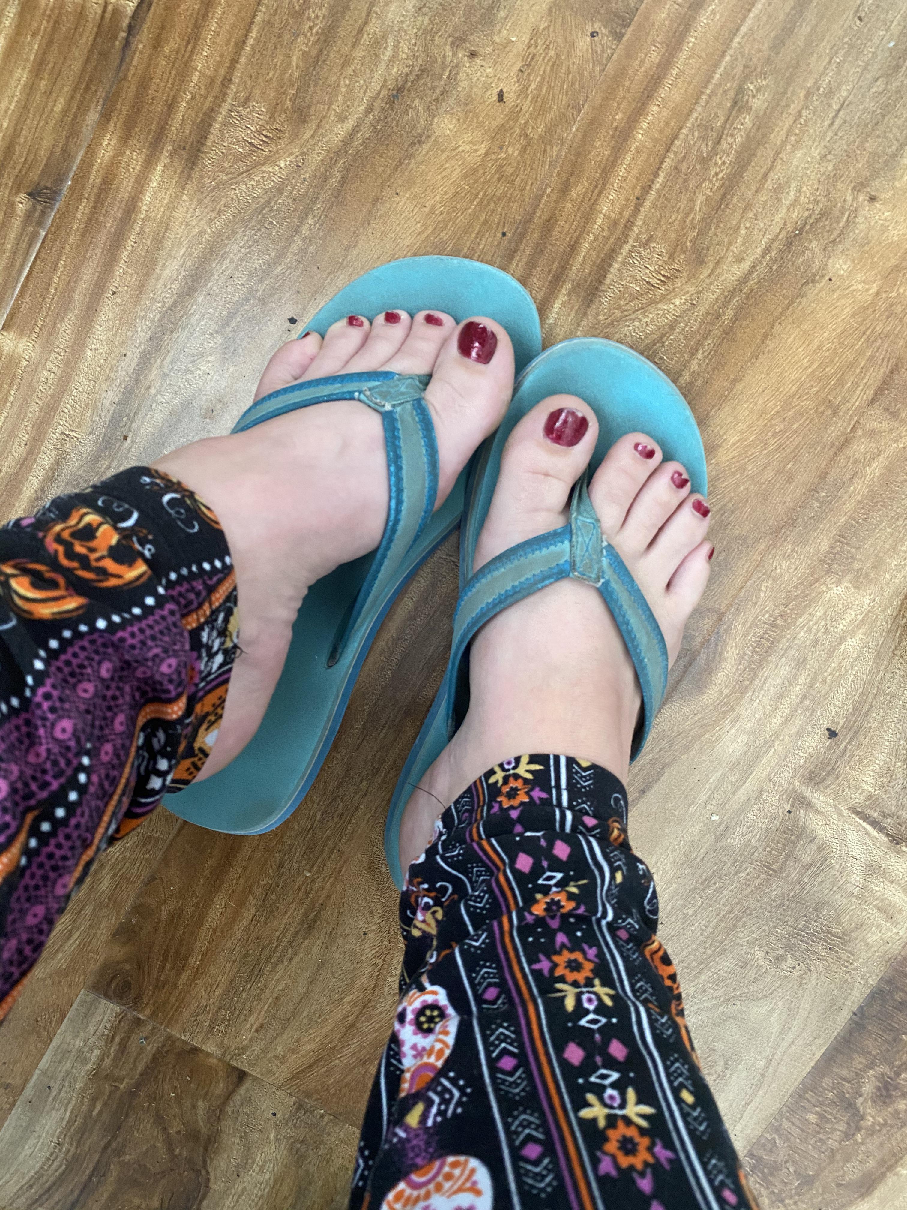 Chill toes at work 👀 | Scrolller